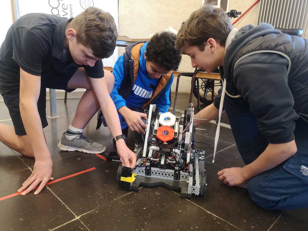 Nos collégiens à l’assaut du concours de robotique Robot First ...